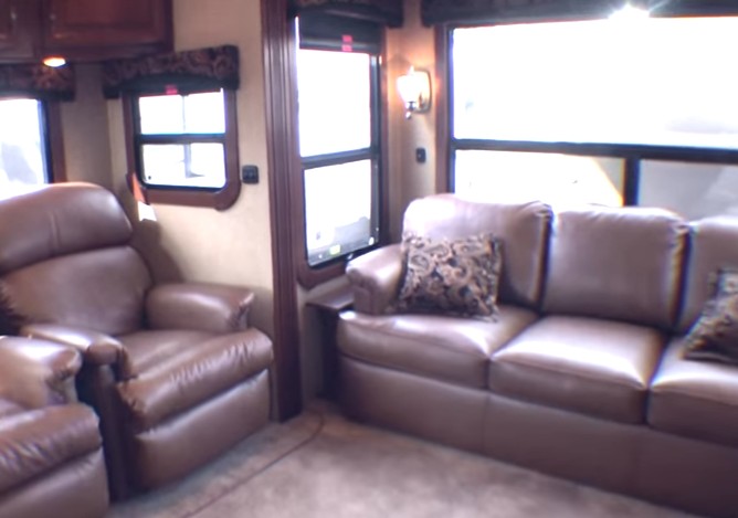 this-5th-wheel-has-a-slide-out-with-a-slide-out-7